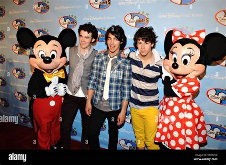 Jonas Brothers Rock Disney World! - Richard House